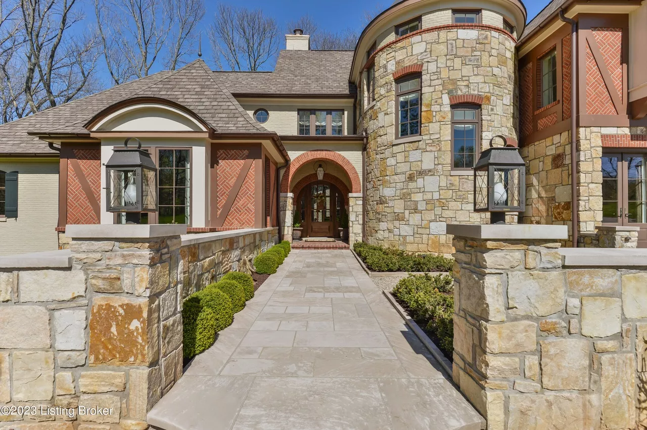 PHOTOS: This Kentucky Mansion Looks Like A Modern Fairytale Castle